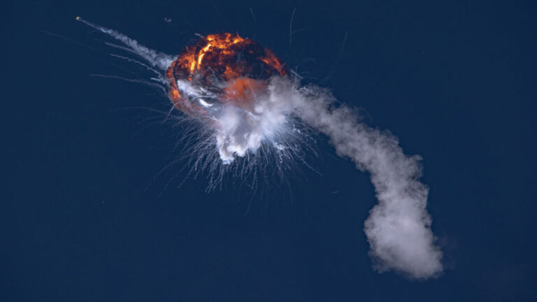 Explosión de cohetes espaciales: un evento impresionante en el espacio ...